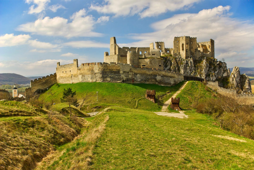 Hrad Beckov: Dominanta Považia je opradená mnohými legendami, ponúka ...