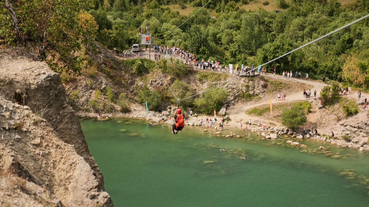 Na východnom Slovensku otvorili atrakciu Zipline Beňatina. Je to prvá ...