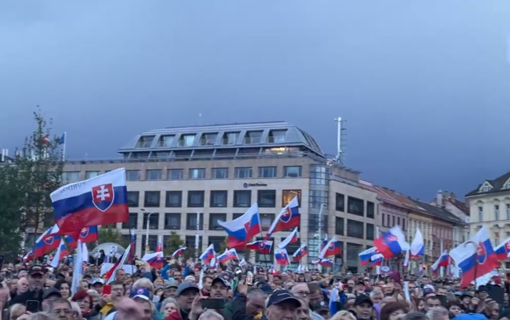 Pred Prezidentským palácom bolo rušno. Na Ficov protest prišli stovky ...