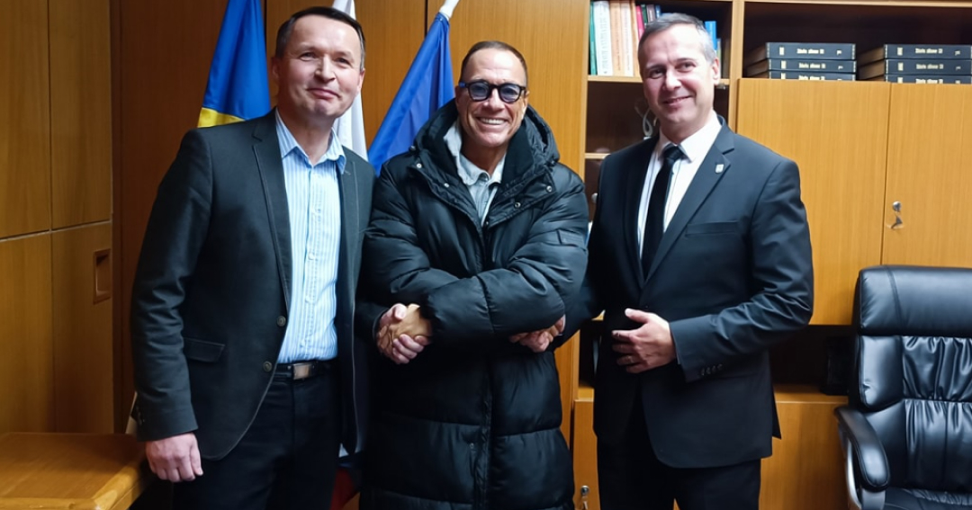 Už len počkať na Chucka Norrisa, vtipkujú ľudia. Michalovce navštívil ...