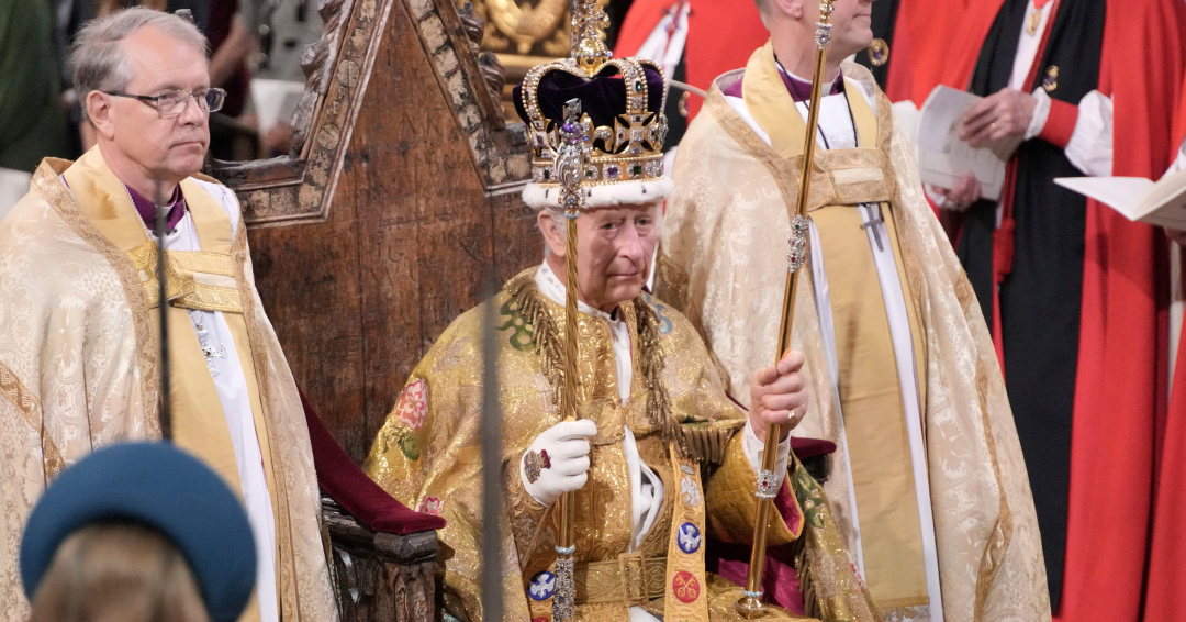 Karol III. bol korunovaný za kráľa a po jeho boku aj manželka Kamila ...