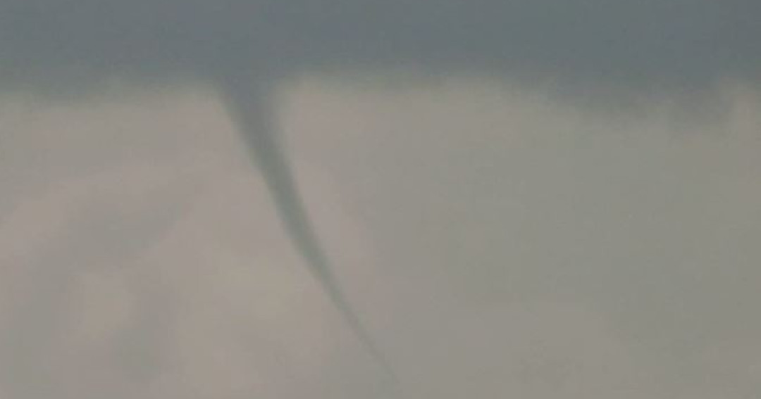 V Česku dnes spozorovali už dve tromby. Jedna z nich bola pri Brne ...