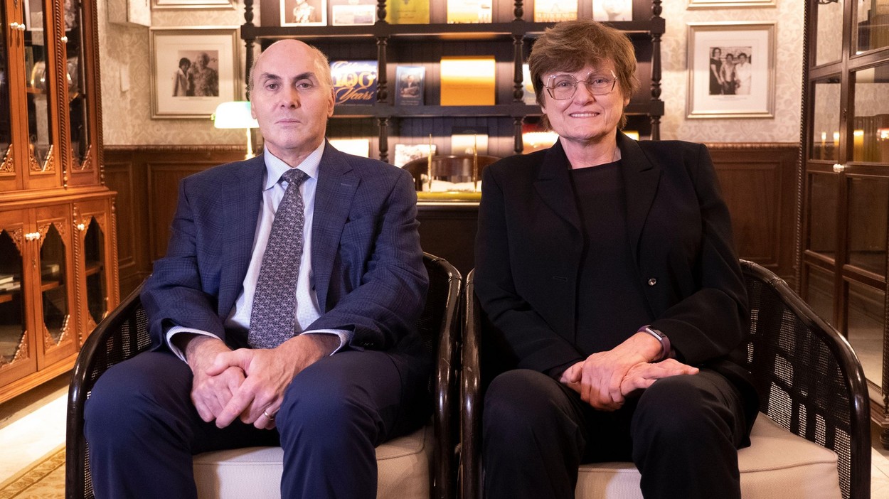 Udelili Nobelovu cenu za fyziológiu a medicínu: Vyhral výskum, ktorý viedol k vývoju prvých mRNA ...