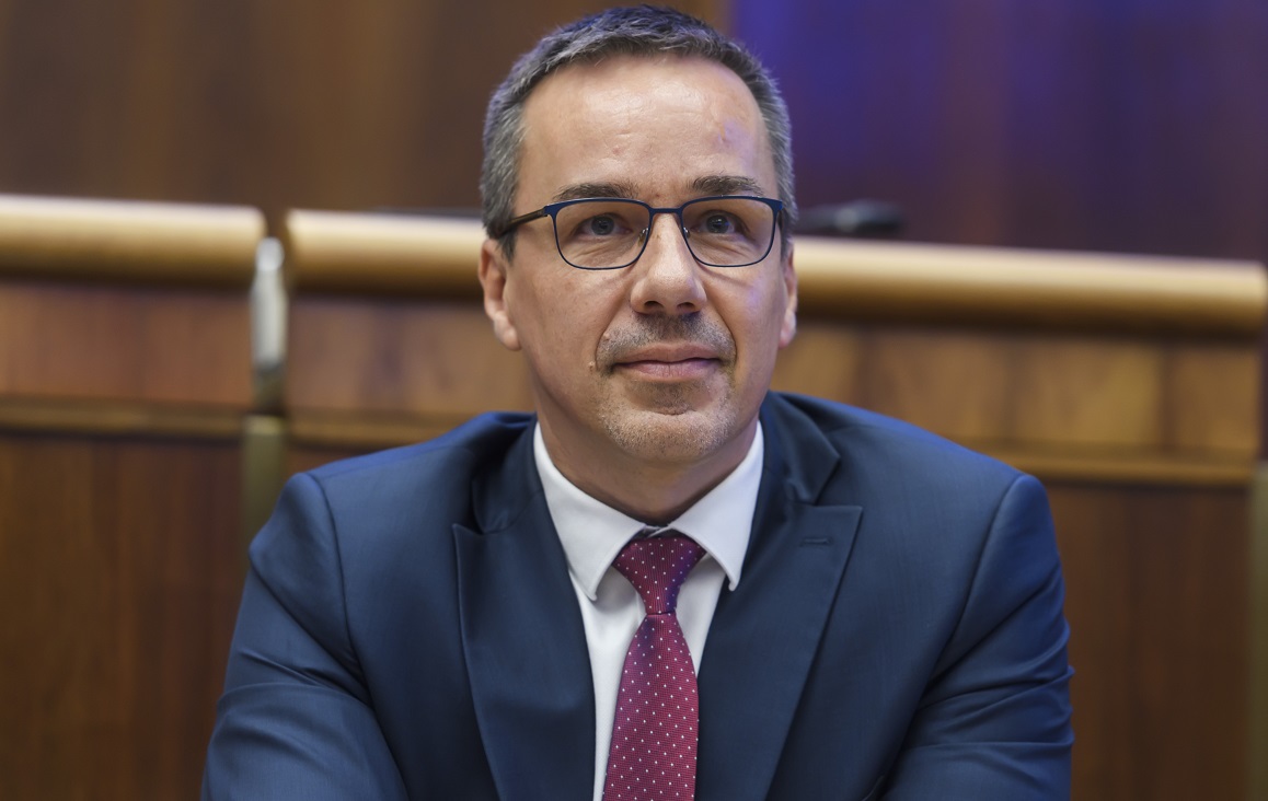 Kto má zdravé ruky a nohy, mal by pracovať, odkazuje Erik Tomáš ...