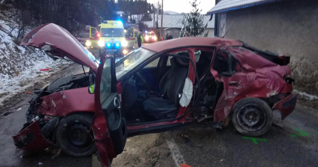 Tragédia pri Považskej Bystrici: Auto vrazilo do rodinného domu, zomreli dvaja ľudia | interez.sk