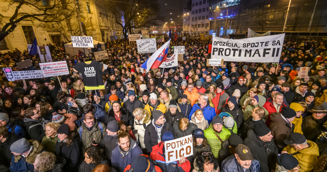 "Mafia do basy! Nebudeme ticho!" skandujú ľudia v uliciach: Protesty sa ...