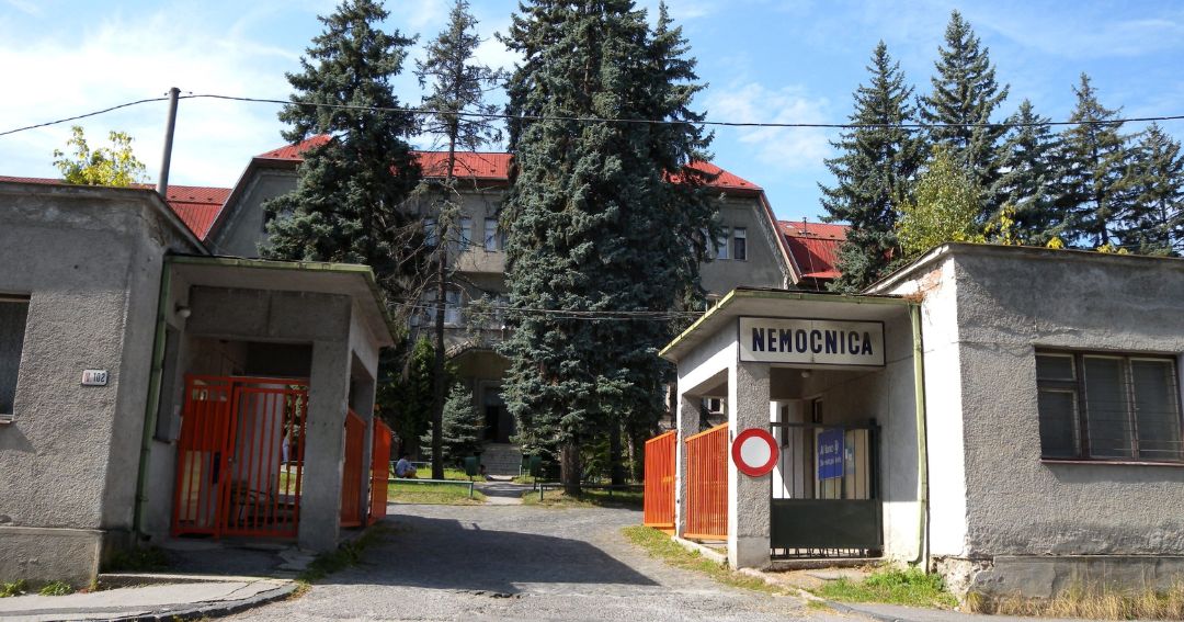 V sanitkách nosili namiesto pacientov drevo, za vodu a plyn neplatili: Kontroverzná nemocnica má ...