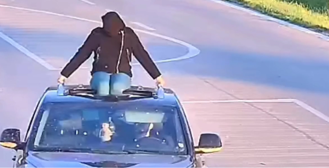 Žena sa v Revúcej viezla na streche auta: Zachytili ju na kamere, hrozí ...
