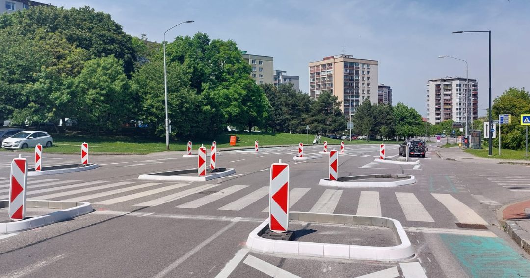 Na Slovensku máme nový druh križovatky, nájdete ju zatiaľ iba na tomto mieste. Jej cieľom je ...