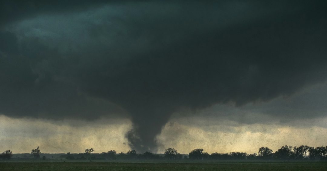 Vietor vyvracia stromy, padajú krúpy a hrozia prívalové dažde: Búrky udreli v plnej sile ...