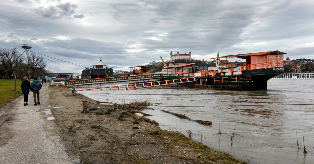 Hladiny riek stúpajú, Dunaj sa dnes môže vyliať: Búrky neustanú, treba ...
