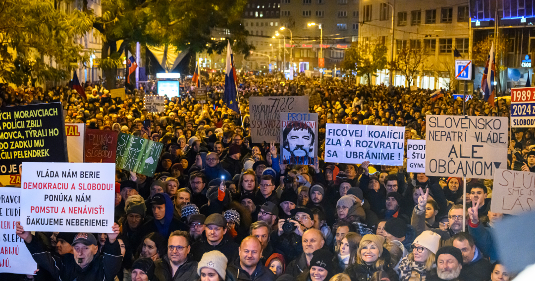 Ľudia sa zišli v uliciach, niektorí skandujú "Hanba! Hanba!": 35 ...