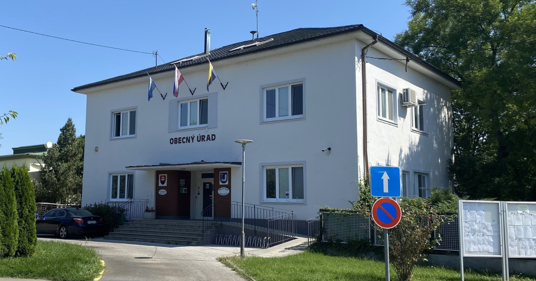 Škandál v obci neďaleko Bratislavy: Obecný úrad si objednal sťahovanie ...
