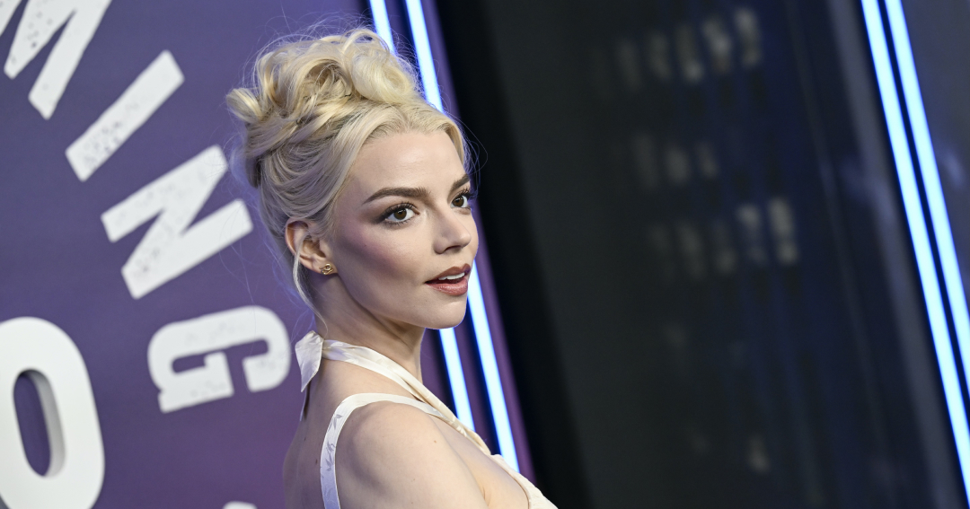 Anya Taylor-Joy zmenila imidž. Blond vlasy sú preč, herečka sa ukázala ...
