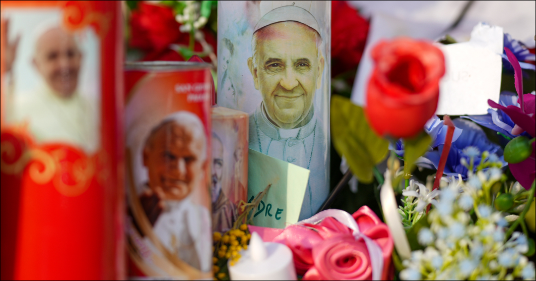 Stav pápeža Františka je vážny: Po lekárskych zákrokoch odpočíva ...