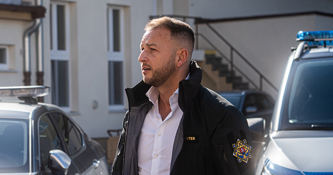 Minister Šutaj Eštok ohlásil nové košele pre policajtov: Zákazku za ...