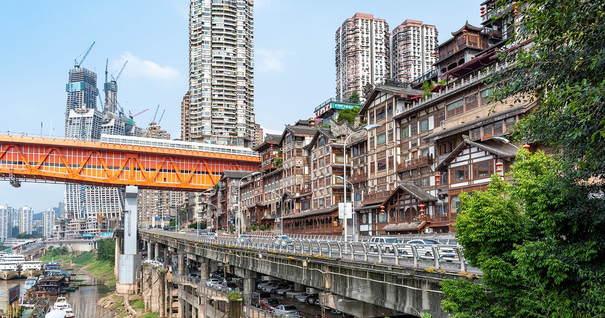 Kaskádovité sci-fi mesto je svetový unikát: Vlak tu prechádza cez ...