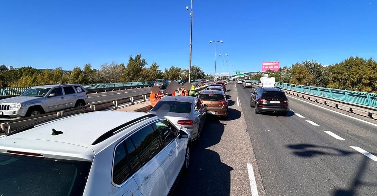 Komplikácie na cestách: Na moste v smere do tunela Sitina sa zrazilo 6 áut. Rátajte so zdržaním ...