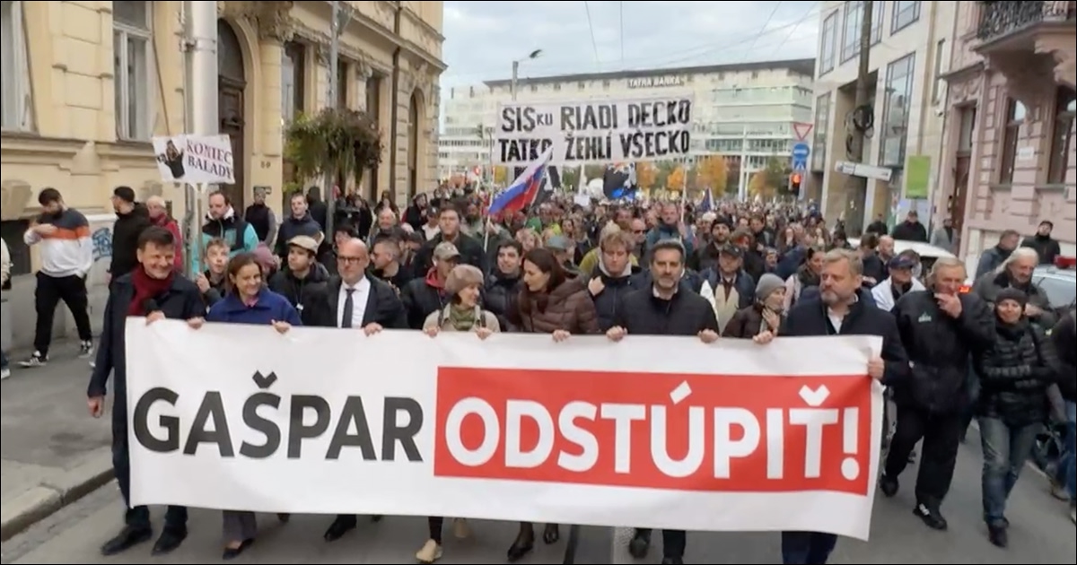 Gašpar, odstúpiť: Pred parlamentom dnes protestovalo viac ako 5-tisíc ...