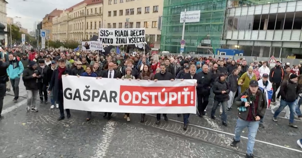 Ľudia vyšli do ulíc, žiadajú koniec Pavla Gašpara: SaS tvrdí, že šéf ...
