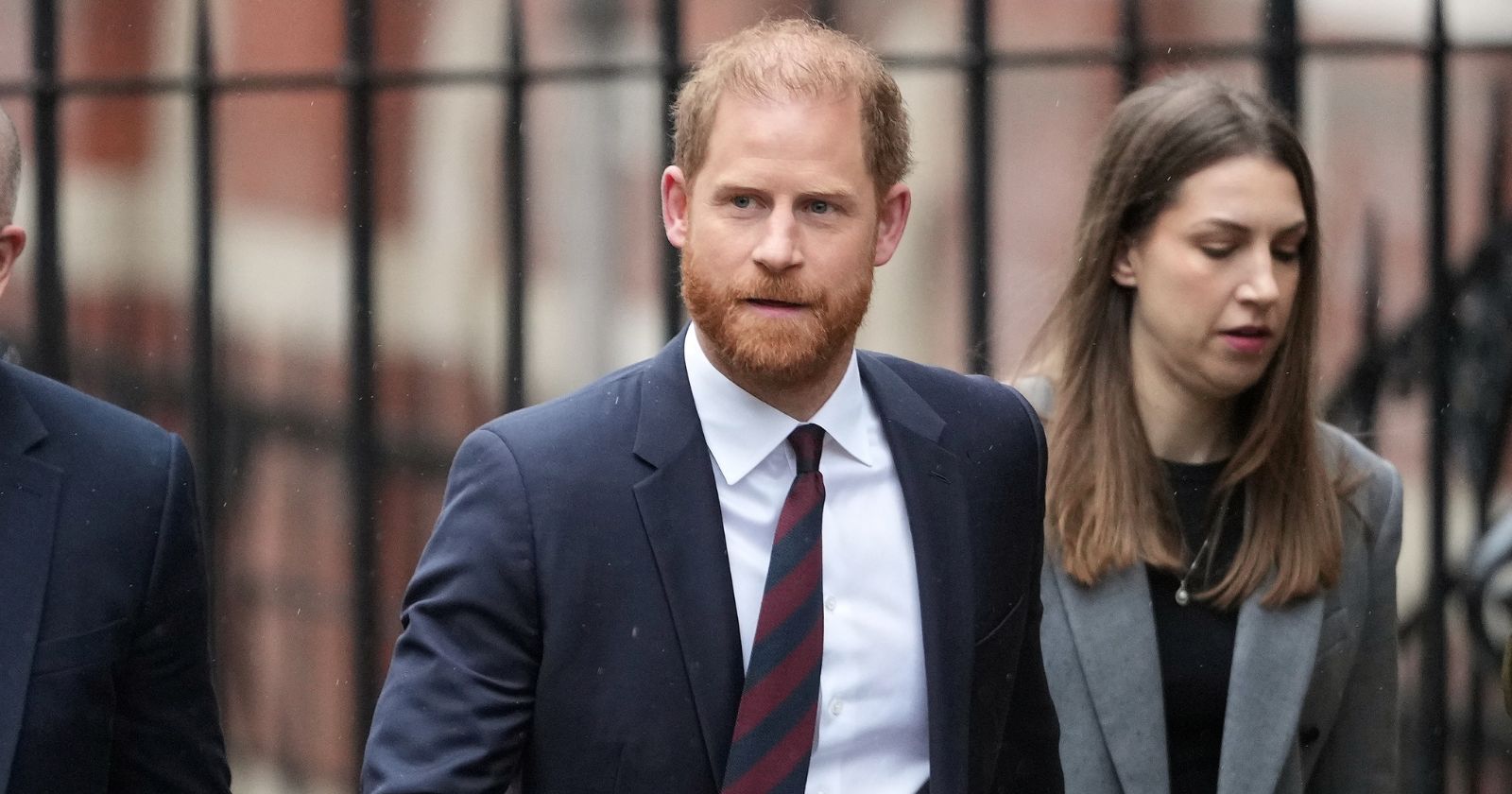 Harryho prenasledovateľka opäť v akcii: Sedela priamo za ním na súde ...